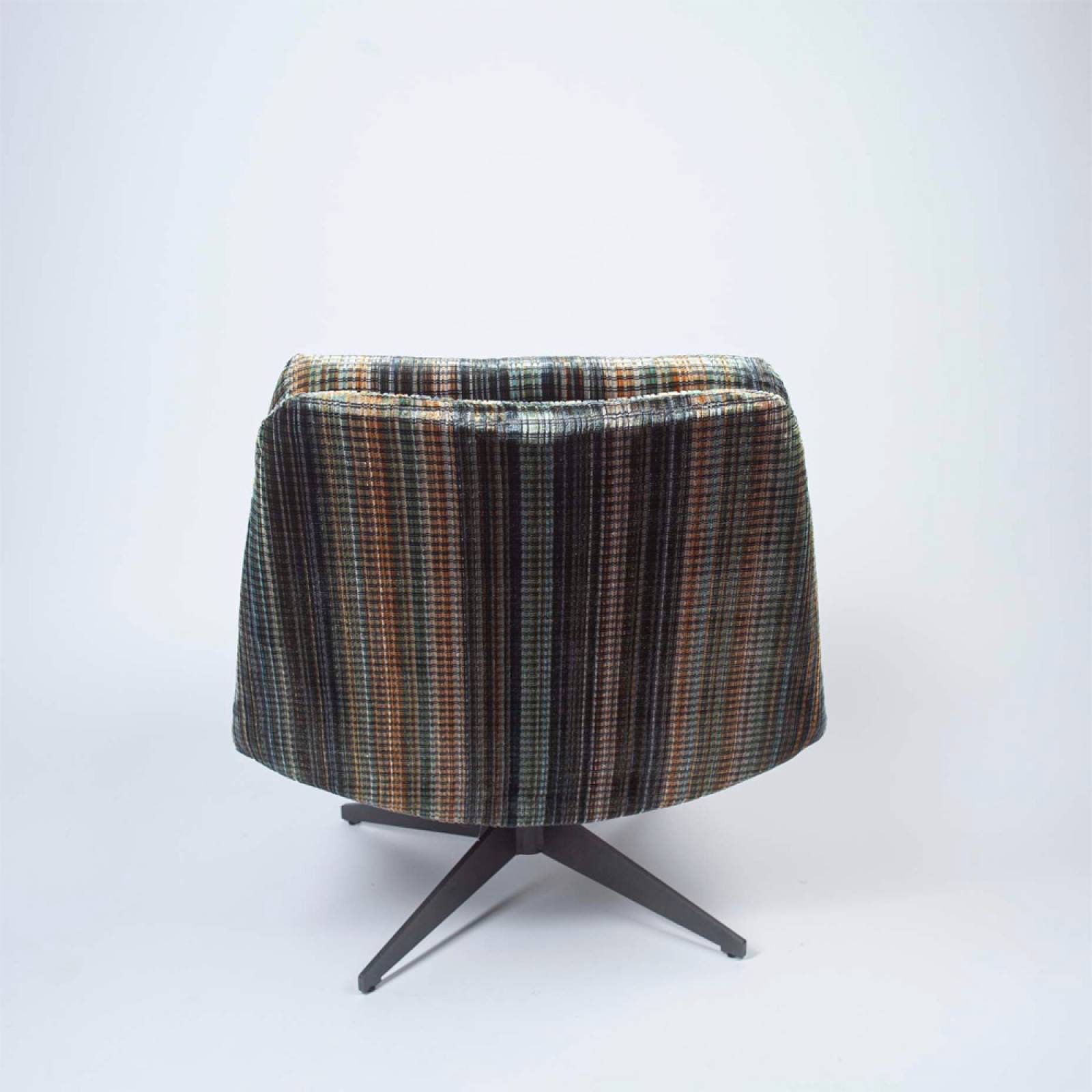 Giro Swivel Chair In Topaz